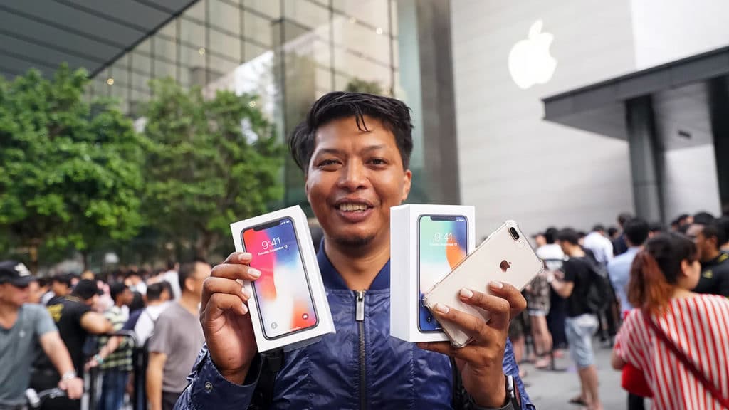 Fan camps outside Singapore Apple Store to be first in line for iPhone ...