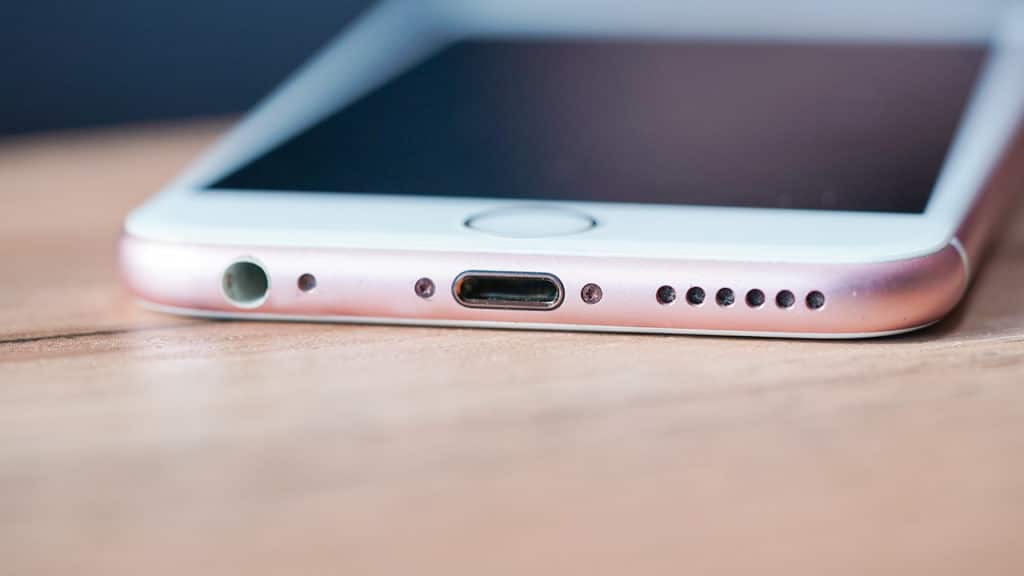 Battle of the reversibles: USB-C vs Lightning connector - GadgetMatch