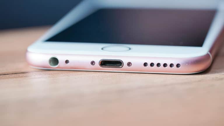 Battle of the reversibles: USB-C vs Lightning connector - GadgetMatch