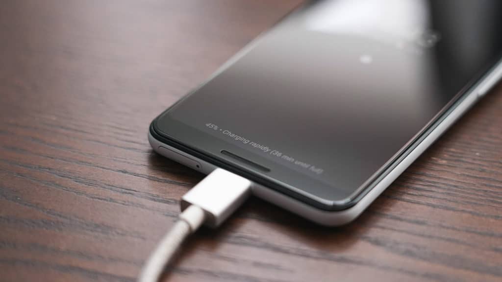 5 easy ways to safely charge your phone - GadgetMatch