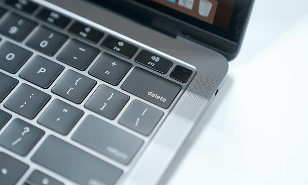 Apple finally acknowledges MacBook's butterfly keyboard problem ...