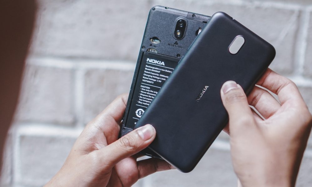 EU will force phones to have a removable battery - GadgetMatch