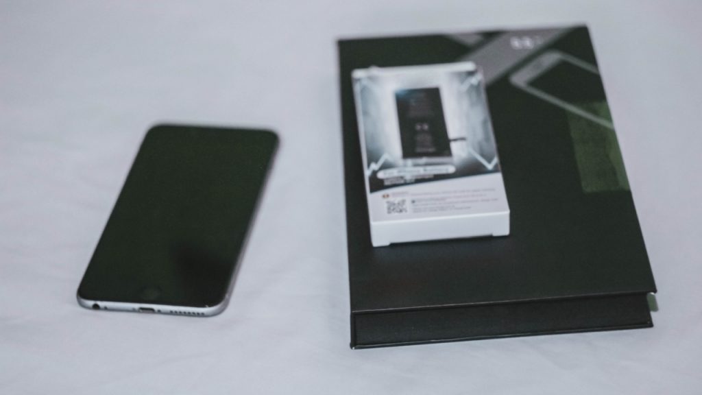 How to: Do-it-Yourself iPhone repair - GadgetMatch