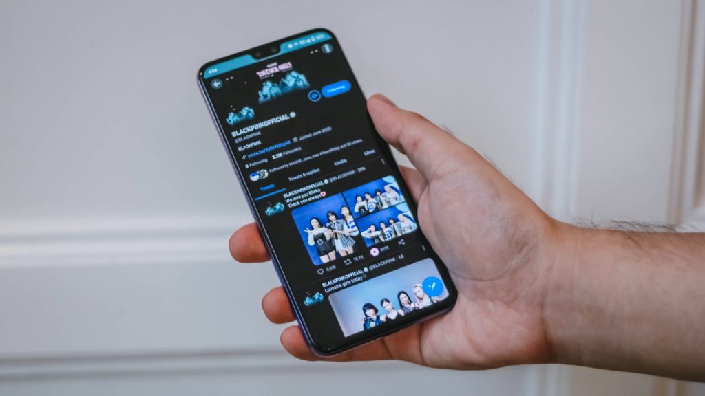 Twitter is experimenting with emoji reactions - GadgetMatch