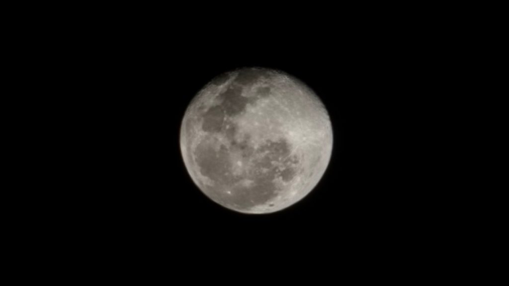 Experiment exposes truth about Samsung's moon photos - GadgetMatch