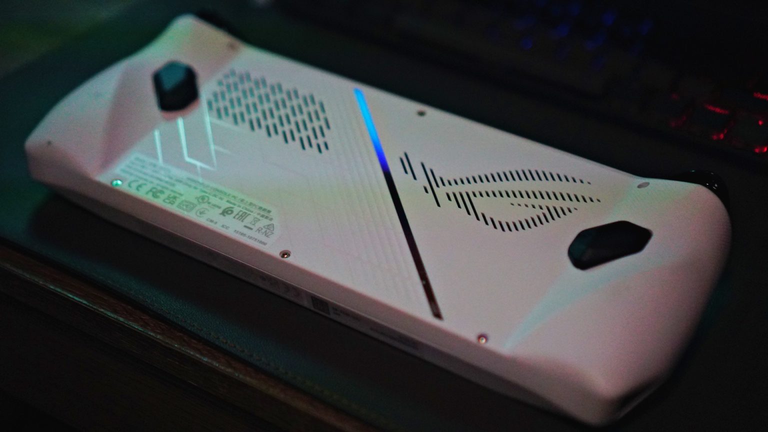 ROG Ally Hands-On: Light, white, ready to fight - GadgetMatch