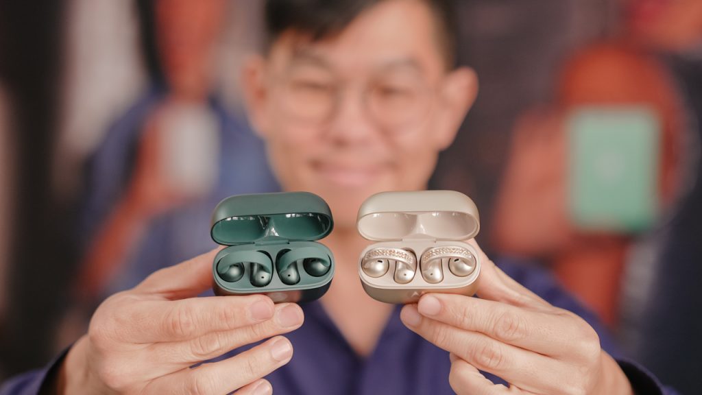 The moto buds loop comes with real Swarovski crystals - GadgetMatch