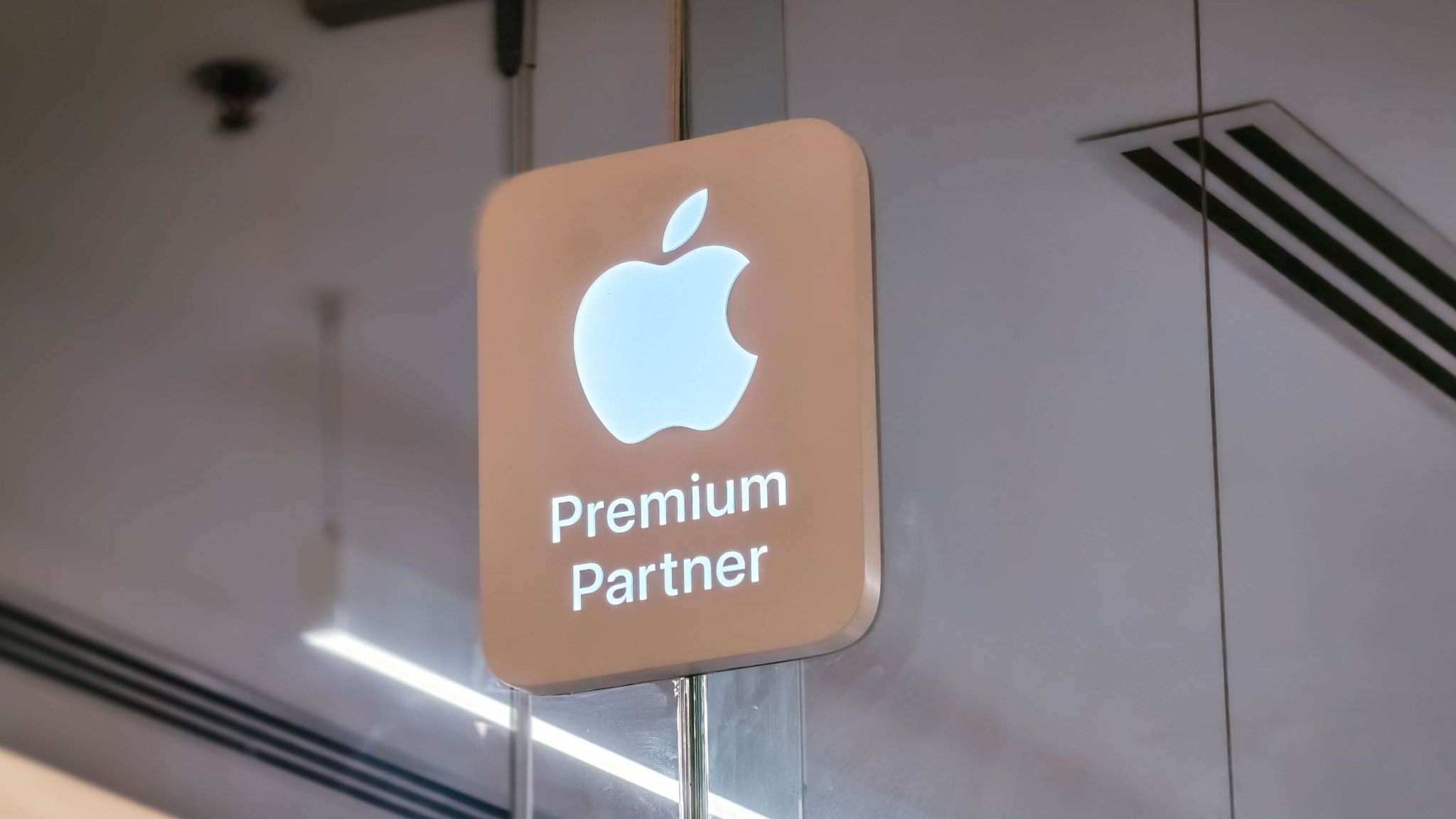 Apple just gifted Trump a 24-karat gold statue - GadgetMatch