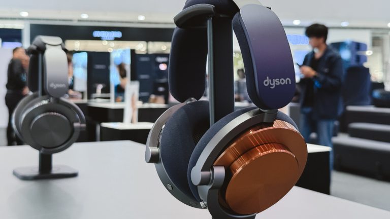 The Dyson OnTrac headphones are as premium as they look - GadgetMatch