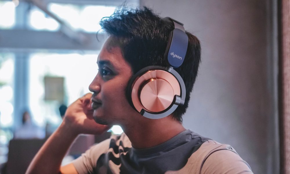 Dyson patents a face mask built into a pair of headphones - GadgetMatch