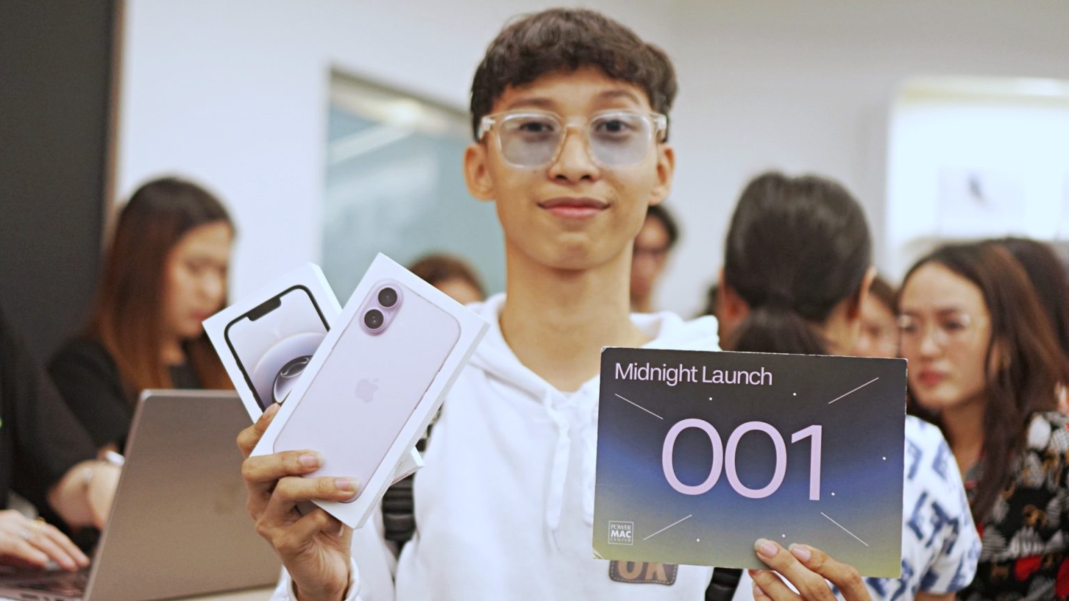 Power Mac Center iPhone 17 midnight launch draws massive crowd ...