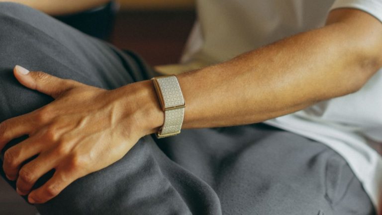 Screen-free wearable band Polar Loop launches - GadgetMatch